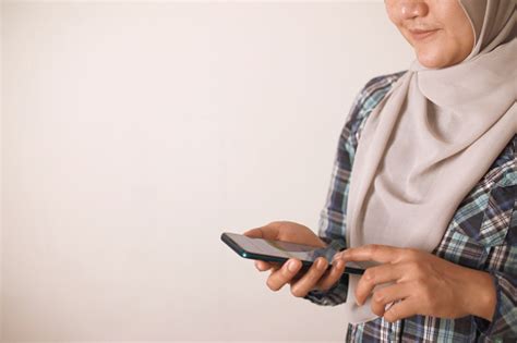 스마트 휴대 전화를 들고 사용하는 여성의 클로즈업 가젯에 인터넷 브라우징 스크롤 Brand Name Online Messaging Platform에 대한 스톡 사진 및 기타