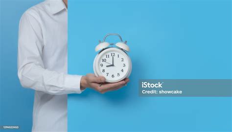 파란색 배경에 흰색 색 알람 시계를 들고있는 남자 텍스트 공간을 복사 개념에 대한 스톡 사진 및 기타 이미지 개념 남자 낮 Istock