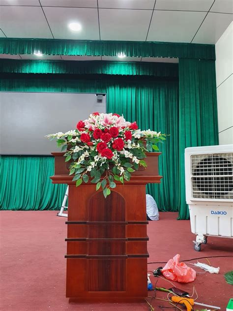 Kinh nghiệm trang trí hoa cho bục phát biểu Hoa Decor