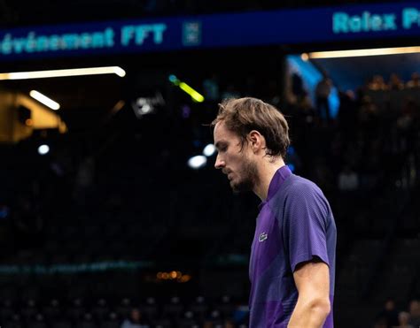 Медведев после проигрыша разбил ракетку поругался с судьей и поспорил со зрителем видео