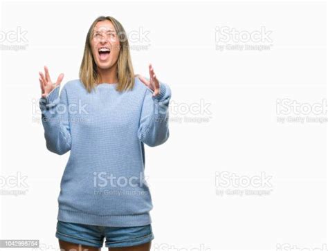 이상 겨울 스웨터를 입고 젊은 아름 다운 여자 배경 미친 절연 하 고 미친 소리 하 고 적극적인 식와 팔 발생 함 좌절 개념입니다 가을에 대한 스톡 사진 및 기타 이미지