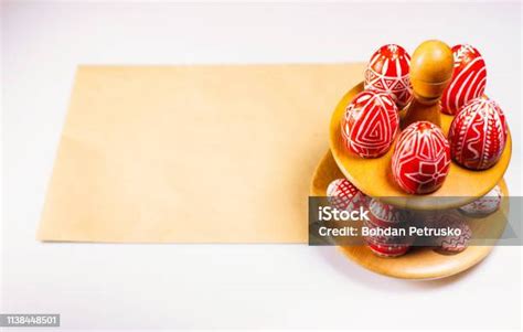 흰 바탕에 노란 종이에 서 있는 계란에 대 한 스탠드에 주위에 누워 민속 흰 패턴 부활절 빨간 계란 0명에 대한 스톡 사진 및 기타 이미지 Istock