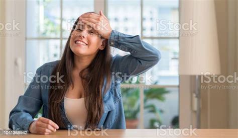 아름 다운 젊은 여자 집에서 손으로 머리에 스트레스 수치와 깜짝 얼굴로 충격 분노와 좌절 두려워 하 고 실수에 대 한 화가 갈색 머리에 대한 스톡 사진 및 기타 이미지