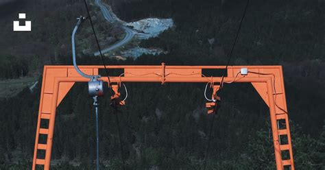 밤에 언덕을 올라가는 스키 리프트 사진 Unsplash의 무료 세르비아 이미지