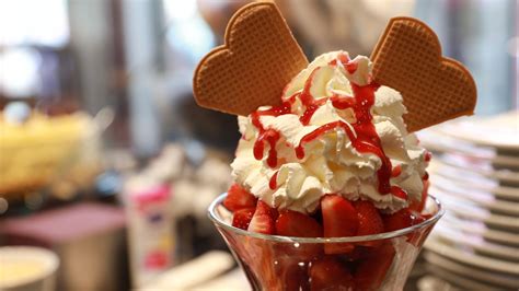 Erdbeer Eisbecher Bäckerei Wittig