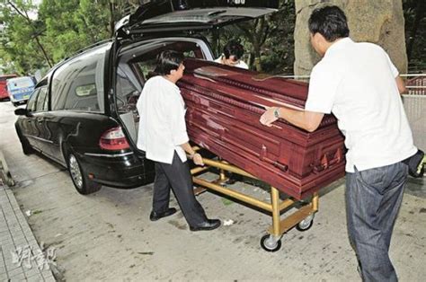 曾近荣病逝低调出殡 家人抗拒媒体遗孀哭断肠影音娱乐新浪网