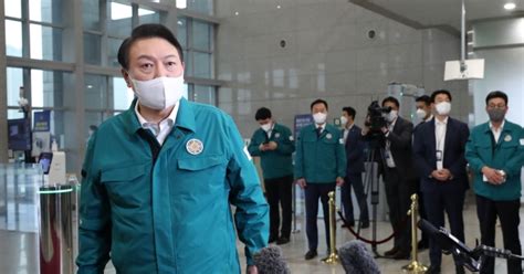 민방위복 입고 출근한 尹 오늘 비상대기하겠다