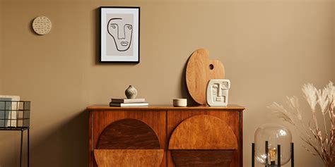 디자인 나무 Commode 램프 꽃병에 말린 꽃 독특한 장식 카펫 모의 포스터 프레임과 우아한 개인 액세서리와 세련된 인테리어