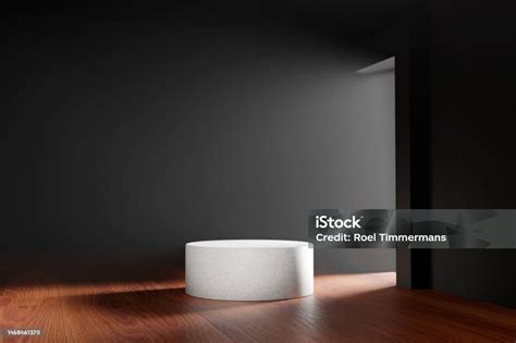 제품 마케팅 템플릿입니다 조밀 한 공기 프리젠 테이션을위한 작은 의자 템플릿 나무 바닥 검은 벽입니다 햇빛이 들어오고 내부의 시원한 조명 0명에 대한 스톡 사진 및 기타