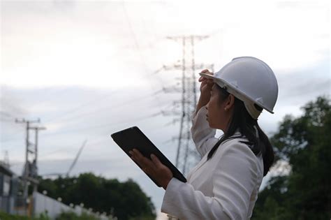 고전압 극 근처의 노트북에서 일하는 아시아 여성 전기 엔지니어 전력망 검사 풍력 터빈 엔지니어 전력 생산 재생 가능 에너지 개념 30 34세에 대한 스톡 사진 및 기타