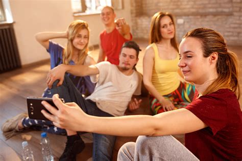 피트 니스 스튜디오에서 친구와 함께 Selfie를 복용 하는 여자 거리에 대한 스톡 사진 및 기타 이미지 거리 건강한 생활방식 공연 Istock