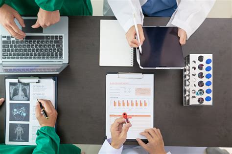 의사는 의료진이 암을 발견한 후 암 수술 계획을 논의하기 위해 외과 의사 팀과의 회의에 참여합니다 수술에서 팀 의사와 외과 의사의 협력 개념입니다 Radiographer에