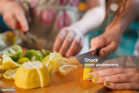 아이들은 부엌에서 요리 나무 테이블에 신선한 유기농 레몬을 절단 손 과일 간식 레모네이드를 만드는 아이들 가정 주방에 대한 스톡 사진 및 기타 이미지 Istock