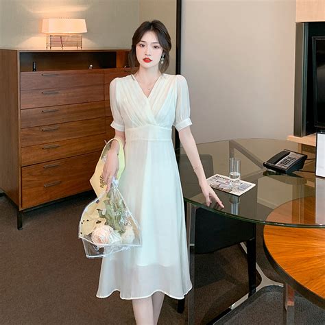 패션 바이 카카오 로맨틱 V넥 무지 반팔 원피스 시원한 소재 순백의 청순가련룩 신상 스타일 청순룩데일리룩셀프웨딩룩셀프촬영룩브라이덜샤워파티룩