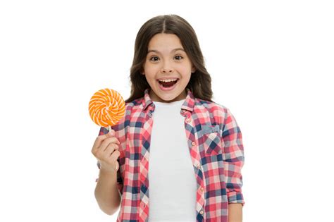 설탕이 우리를 행복하게 만들 수 있습니다 소녀 귀여운 미소 얼굴은 달콤한 롤리팝을 보유하고있습니다 적절한 부분에 과자 확인