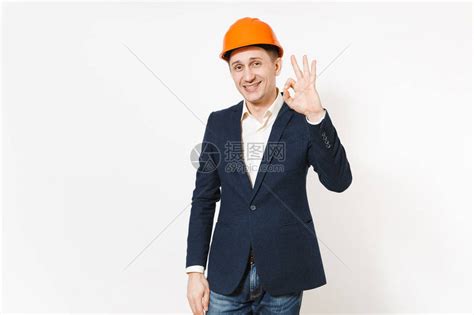 身穿深色西装的年轻英俊笑脸商人高清图片下载 正版图片502952047 摄图网