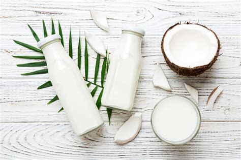 하얀 나무 테이블 배경에 코코넛 제품 유제품 무료 우유 대체 음료 플랫 레이 건강한 식생활 0명에 대한 스톡 사진 및 기타 이미지 Istock