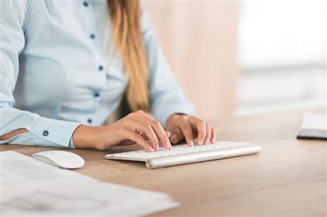 비즈니스 여자 투자 컨설턴트 분석 회사 데스크톱 컴퓨터에 문서 작업 보고서 대차 대조표 문 인감 Staff Meeting에 대한 스톡 사진 및 기타 이미지 Istock