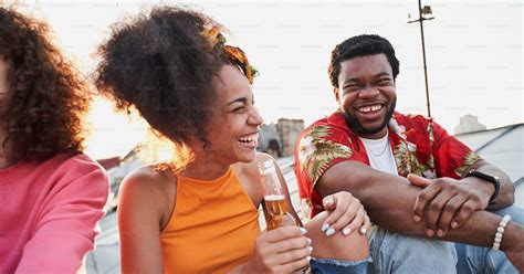 즐거운 남성과 여성은 친구들과 함께 앉아 해질녘에 맥주 한 병과 함께 휴식을 취하고 있습니다 사진 Unsplash의 아프리카 계 미국인 민족 이미지