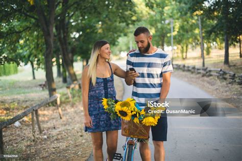 아름 다운 세련 된 커플 스마트폰 사용 하 고 공원에서 자전거 하는 동안 웃 고 2명에 대한 스톡 사진 및 기타 이미지 2명 건강한 생활방식 공원 Istock