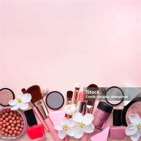 메이크업 브러시와 빈 공간으로 파스텔 핑크 바탕에 애플의 꽃으로 장식 화장품 상위 뷰 개념에 대한 스톡 사진 및 기타 이미지 개념 개인 장식품 구도 Istock