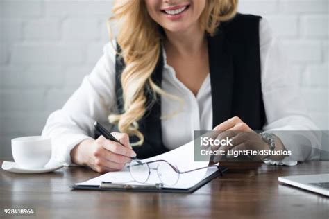 사무실에서 클립보드에 뭔가 작성 하는 사업가의 이미지를 자른 고독 개념에 대한 스톡 사진 및 기타 이미지 고독 개념 공란 부엌 Istock