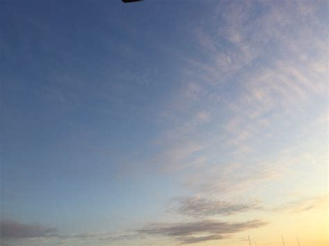 晴れの日曜日 なないろの雲