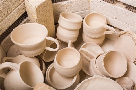 도자기 워크샵 도자기 예술 개념전기 오븐 단지 나에 상위 뷰 Unbaked 찰 흙 기구와 마 일부 미완성된 냄비와 그릇에 컵의 매크로 가마 건축물 특징에 대한 스톡 사진 및