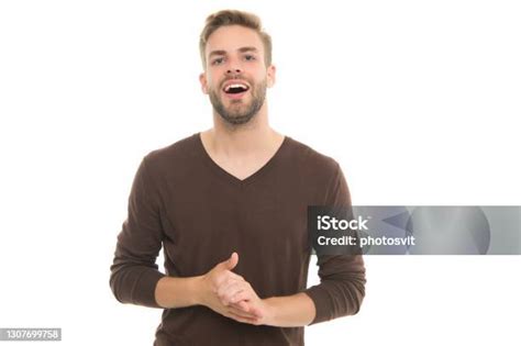 즐거운 미소 남성복과 세련된 의류 잘 생긴 면도되지 않은 남자는 캐주얼 옷을 입고 흰색에 고립 된 강모를 가진 젊은 사람 남성의 아름다움 이발소 개념 그루밍 및 헤어 케어