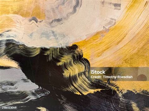 무작위 추상 노란색과 검은색 페인트 색상의 질감은 아이보리색 흰색 캔버스 종이에 무작위로 튀고 브러시로 칠했습니다 완벽 한 배경