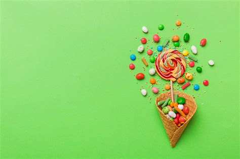 복사 공간이 있는 컬러 배경에 떨어지는 다양한 전통 사탕으로 가득 찬 와플 콘 해피 홀리데이 판매 개념 0명에 대한 스톡 사진 및 기타 이미지 Istock