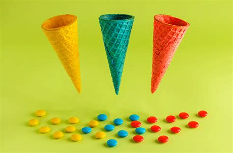 여름 창조적 인 개념 밝은 배경에 아이스크림과 과자를위한 컬러 와플 콘 공중 부양 0명에 대한 스톡 사진 및 기타 이미지 0명 개념 건강한 생활방식 Istock