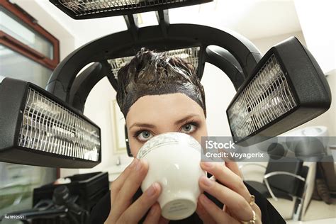 여자 술마시기 커피 및 차 헤어 뷰티 살롱이 있습니다 By 헤어 스타일리스트 고객에 대한 스톡 사진 및 기타 이미지 고객 마시기 마실 것 Istock