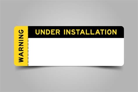 노란색과 검은 색 티켓으로 단어 경고 및 설치 중이며 회색 배경에 흰색 사본 Psace가 있습니다 개선에 대한 스톡 벡터 아트 및 기타 이미지 Istock