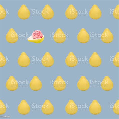 포멜로 과일로 구성된 매끄러운 패턴이 똑바로 서 있고 반 껍질을 벗긴 과일 한 개 0명에 대한 스톡 사진 및 기타 이미지 0명 감귤류 과일 건강한 식생활 Istock