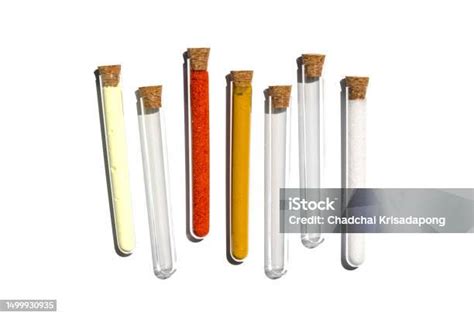 유황 분말 페리시안화 칼륨 유기 강황 분말 및 디암모늄 포스페이트가 코르크 캡이 있는 시험관에 있습니다 실험실 테이블에 화장품 화학 성분 평면도 산업에 대한 스톡 사진 및