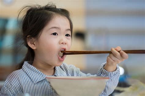 아시아 아이는 젓가락으로 컵에 국수를 먹는다 행복한 미소 얼굴과 함께 아침에 아침 식사를하는 작은 아시아 어린이 소녀 2 3 살에 대한 스톡 사진 및 기타 이미지 Istock