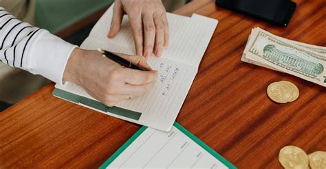 경비 경제 경제학 계획하는 공책 금융 달러 돈 동전 목조 테이블 바탕화면 볼펜 부 부채 비즈니스 사무실 상실 서류 작업 소송 비용 손