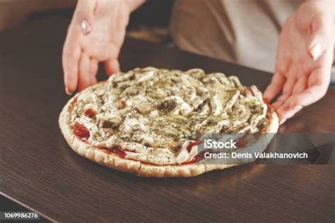 피자 준비 테이블 어두운 테이블 두꺼운 피자 많은 재료 집에서 만드는 음식에 요리사는 그의 손 근접 촬영 아름 다운 여자 손에서 피자 고기에 대한 스톡 사진 및 기타 이미지