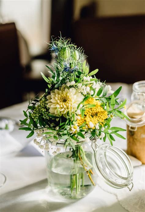 계절 장식 꽃 꽃 장식 꽃꽂이 꽃병 나뭇잎 낭만적인 노란 꽃 녹지 단순한 데이지 뚜껑이 있는 항아리 러스틱 매력적인 무성한 녹지 밝은 배열 봄