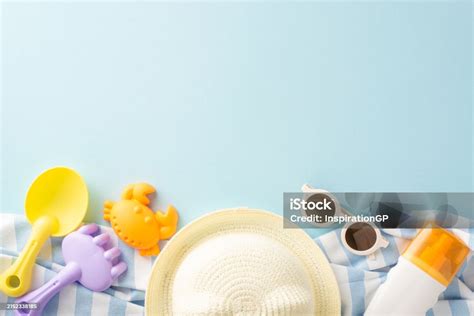 화창한 해변의 날을 위해 하늘색 배경에 펼쳐진 다채로운 어린이용 해변 장난감 선글라스 자외선 차단제 밀짚모자 컬렉션 개인