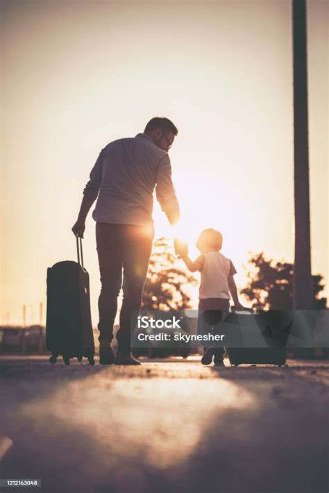 해질 녘에 길거리에서 가방을 당기는 독신 아버지와 아들의 뒷모습 여행 가방에 대한 스톡 사진 및 기타 이미지 여행 가방 아이 가족 Istock