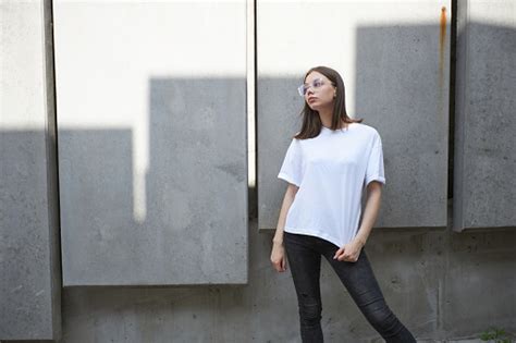 로고를 위한 공간이 있는 흰색 빈 티셔츠를 입은 소녀 또는 여성 캐주얼한 도시 스타일로 모의 또는 디자인 T 셔츠에 대한 스톡 사진 및 기타 이미지 Istock