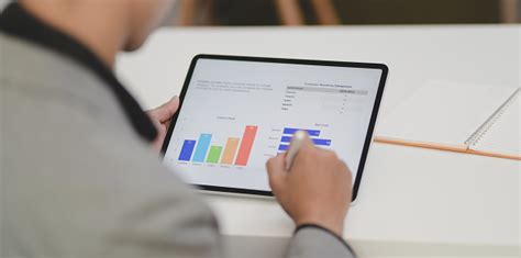 차트와 그래프로 전략을 계획하는 젊은 전문 사업가의 클로즈업 보기 개념에 대한 스톡 사진 및 기타 이미지 개념 개념과 주제 경영자 Istock