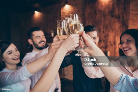 클린 킹 와인잔을 높이는 자른 보기 사랑 스러운 매력적인 예쁜 명랑 긍정적인 사람 숙 녀 재미 인사말 축 하 Festal 생일 날 펠리 스 나비 다 드 조명 산업 로프트