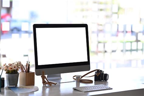 사무실의 창 근처 흰색 테이블에 모형 빈 화면 데스크톱 컴퓨터와 장식 제품 몽타주에 대한 빈 화면 0명에 대한 스톡 사진 및 기타 이미지 Istock