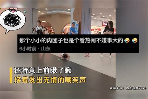 太逗了！2岁女孩趴在地上哭着不肯回家，被路过的小妹妹无情嘲笑
