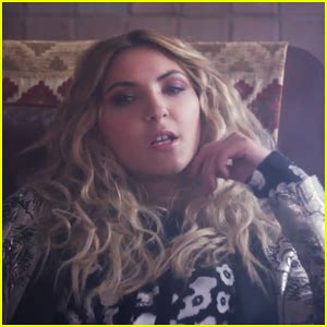 Julia Michaels Debuts ‘issues Music Video Watch Here Julia