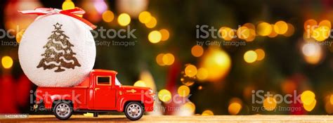 크리스마스 트리 조명의 배경에 흰색 크리스마스 공과 빨간색 작은 복고풍 장난감 트럭의 배너 사진 크리스마스 새해 개념 공간 복사 개념에 대한 스톡 사진 및 기타 이미지