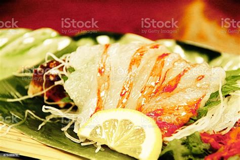 올바른 정통 게 사시 미 접시 접시 녹색 잎영화 게 사시 미와 Japanjapanese 음식 스타일에 고유한 영화 스타일 플레어 빛 색상 레스토랑에 대한 스톡 사진 및 기타